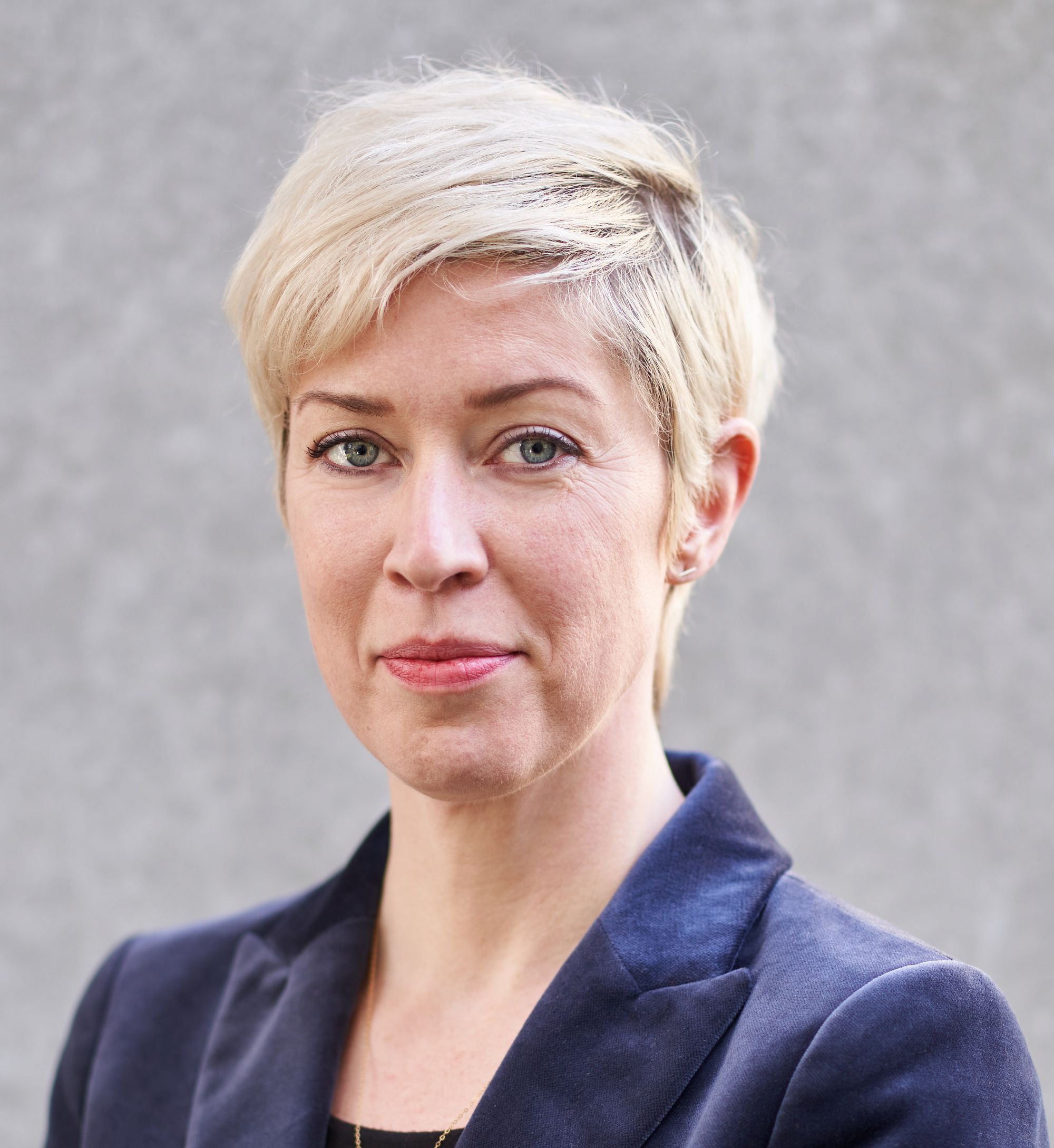 Amanda Donnan - About - Independent Curators International